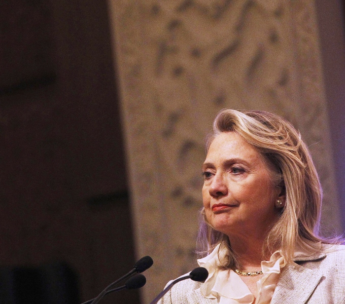 Egyptians pelt Clinton motorcade with tomatoes