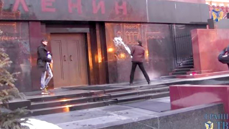 Rise and be gone?: Activists detained for spraying holy water on Lenin ...