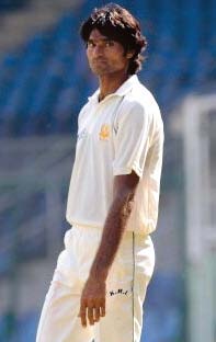 Irfan agrees $75,000 deal with Kolkata Knight Riders