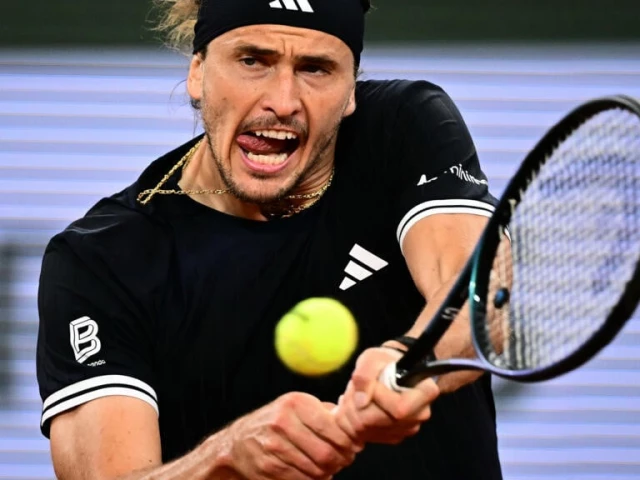 Zverev powers into French Open semis